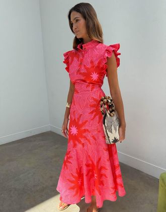 Never Fully Dressed Frida - Robe mi-longue &agrave; imprim&eacute; soleil avec col montant et manches volant&eacute;es - Rose/rouge