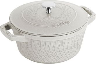 Staub Twister Cocotte 24 cm weiß 3,8 l Gusseisenmaterial mattschwarze Innenemaillierung Deckel mit Aroma-Regenstruktur für alle Herdarten geeignet, inkl. In