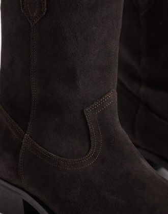Asos Stiefel zum Reinschl&uuml;pfen mit Cuban Heel in braunem Wildleder
