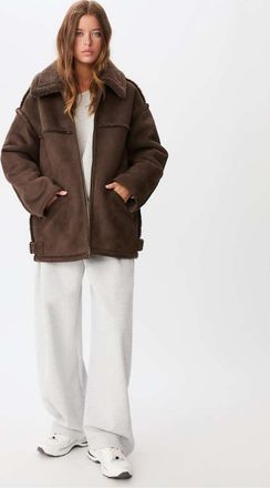 Stradivarius Gefütterter Mantel aus Kunstlammfell in Braun mit Ziernähten-Brown