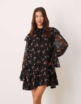 Vero Moda Chiffon-Minikleid in Schwarz mit Blumenmuster und R&uuml;schenbesatz