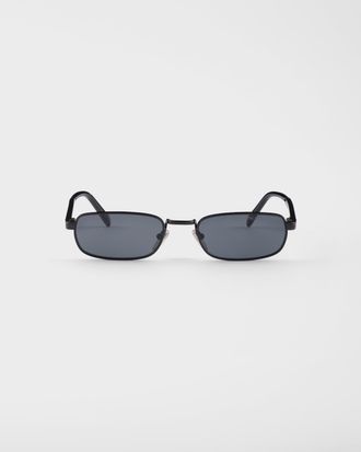 Prada Sonnenbrille mit der ikonischen Plakette aus Metall