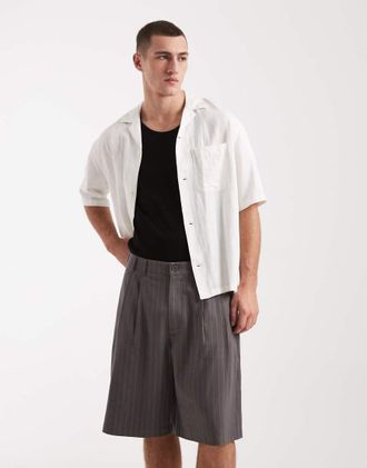 Cotton On Weite Shorts in Anthrazit mit Nadelstreifen und Bundfalten-Grau