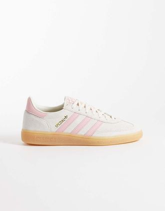 adidas Originals Handball Spezial baskets en blanc cass&eacute; et rose avec semelle gomme