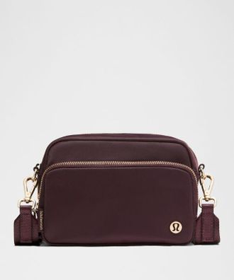 lululemon Everywhere Crossbody-Tasche 2 l Metallbeschl&auml;ge - Gr&ouml;&szlig;e 2 l in Black Plum/Gold