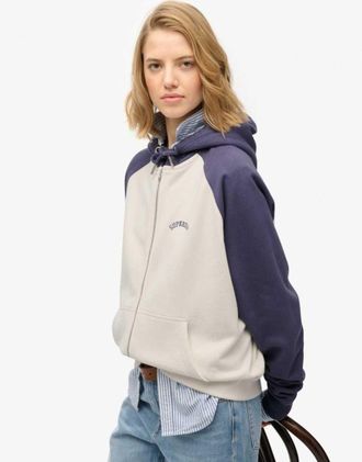 Superdry Essential - Kapuzenpullover in Desert Bone Ow/Marineblau mit Rei&szlig;verschluss, Raglan&auml;rmel und Logo-Wei&szlig;