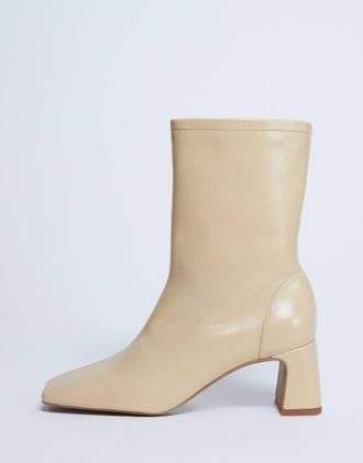 Topshop Sara - Hochwertiger Lederstiefel in Buttermilchgelb mit eckiger Zehenpartie und ausgestelltem Absatz-Weiß