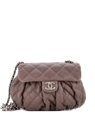 Chanel sac &agrave; bandouli&egrave;re m&eacute;dium Chain Around Flap en cuir matelass&eacute; - Marron