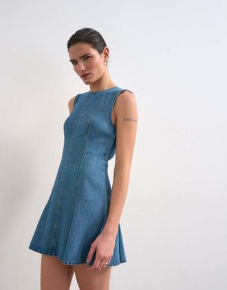 Topshop Robe courte virevoltante en jean &agrave; surpiq&ucirc;res - Bleu moyen