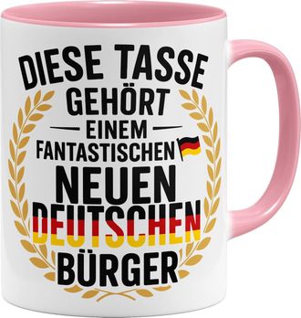 OM3 Einb&uuml;rgerung Geschenk Kaffee-Tasse Diese Tasse geh&ouml;rt einem fantastischen neuen deutschen B&uuml;rger - Keramik Becher - 325ml - Beidseitig Bedruckt - Rosa