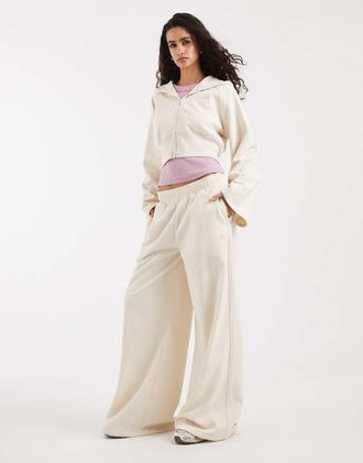 New Balance Hose aus geb&uuml;rstetem Coastal-Fleece in Cremewei&szlig;-Neutral