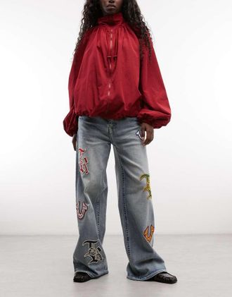 True Religion Jeans mit mehreren Patches, Super-Baggy, mit Pattentaschen, in heller Waschung Blau