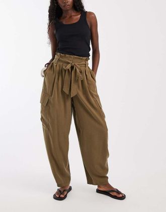Asos Pantalon cargo coupe ballon en tissu doux avec ceinture - Olive-Vert