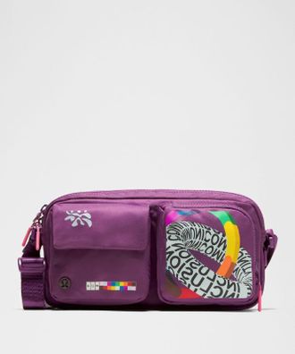 lululemon Umh&auml;ngetasche mit mehreren Taschen, 2,5 l Pride - Gr&ouml;&szlig;e 5 l in Dark Mystic