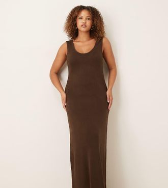 Pretty Lavish Curve Robe longue densemble en maille &agrave; encolure d&eacute;gag&eacute;e - Marron-Brown