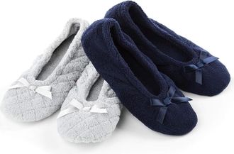 Isotoner Damen 2er-Pack Mictroterry Ballerina Slipper mit Satinschleife, Hellgrau, gesteppt, marineblau, einfarbig, 36.5/37.5 EU