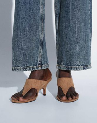 Asos TTYA LAB sandales &agrave; talon moyen &agrave; entre-doigt taupe-Marron