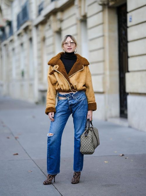 Emy Venturini trägt eine beige Lederjacke, Jeans und Leoprint-Schuhe in Paris.