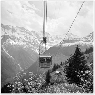 Posterlounge Bergbahn mit Bergpanorama im Sommer Poster von Vintage Ski Collection 20 x 20 cm Schwarz-Weiß Wandbilder Wanddeko