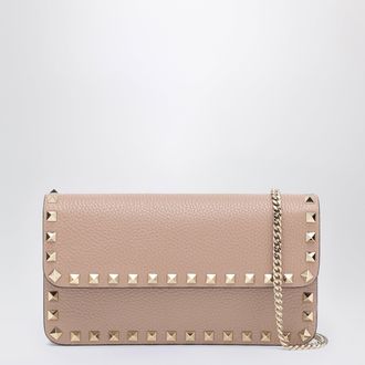 Valentino Garavani Puderfarbenes Portemonnaie Rockstud mit Kette aus genarbtem Kalbsleder