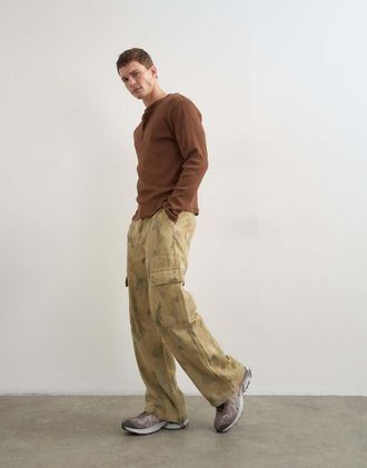 Topman Twillhose mit Baggy-Fit und Camouflage-Print in Khaki-Gr&uuml;n