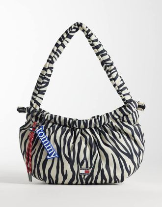 Tommy Jeans Sac port&eacute; &eacute;paule &agrave; charms embl&eacute;matiques et imprim&eacute; z&eacute;brures-Multicolore