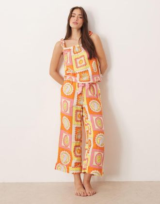 Chelsea Peers Pyjama mit Camisole aus Musselinstoff mit bunten tropischen Motiven im Gittermuster