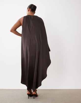 Forever New robe courte asym&eacute;trique en satin &agrave; une manche couleur chocolat-Marron