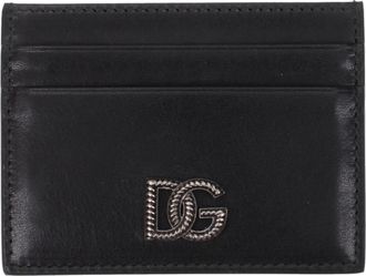 Dolce & Gabbana Sweet et Gabbana portant les papiers, homme &agrave; la peau noire