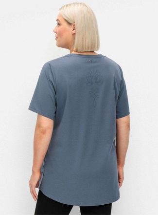 Sheego T-Shirt T-Shirt Kurzarm in Lagenoptik, mit Lotusdruck hinten