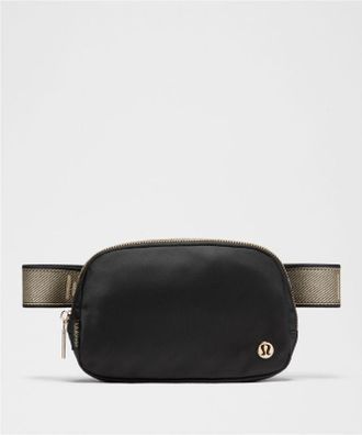 lululemon Sac de ceinture Everywhere Logo m&eacute;tallique - Noir/Gold