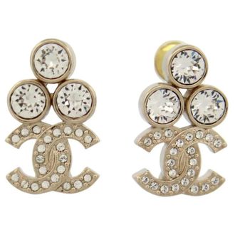 Chanel Ohrringe - NEUE CHANEL-OHRRINGE MIT METALL-CC-LOGO UND STRASS - Gr. unisize - in Gold - f&uuml;r Damen