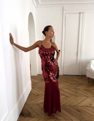 Never Fully Dressed Maxikleid im Tr&auml;gerstil mit U-Ausschnitt, Pailletten und Chiffon-Rockdetail in Burgunderrot