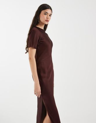 & Other Stories Robe longue en satin - Marron chocolat