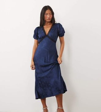 Nobody's Child Nicolette robe midi en satin jacquard avec d&eacute;tail dentelle, d&eacute;collet&eacute; plongeant et manches courtes &agrave; revers, marine-Vert
