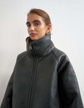 Topshop Oversize-Jacke aus Kunstleder mit G&uuml;rtel in Schwarz und Hellbraun
