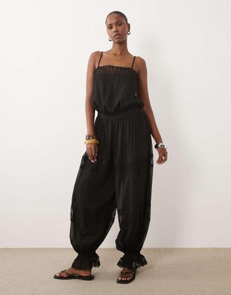 Asos transparenter Spitzen-Jumpsuit mit Bubble-Saum in Schwarz
