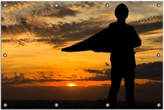 Wallario Outdoor-Poster f&uuml;r Garten oder Balkon Schatten eines Helden, Motivbanner Gr&ouml;&szlig;e: ca. 80 x 120 cm, Outdoor-Bild