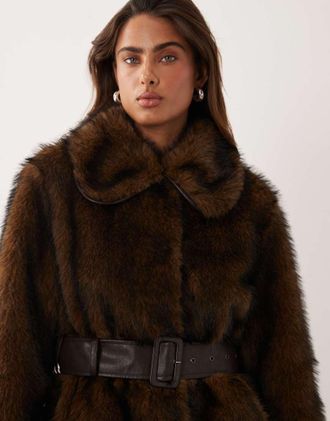 Miss Selfridge Mantel aus faux-fur in Braun mit Kragen, G&uuml;rtel und mittlerer L&auml;nge