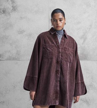 Asos Curve ASOS DESIGN Curve - Robe chemise courte en velours c&ocirc;tel&eacute; &agrave; poignets larges et poches oversize - M&ucirc;re-Multicolore