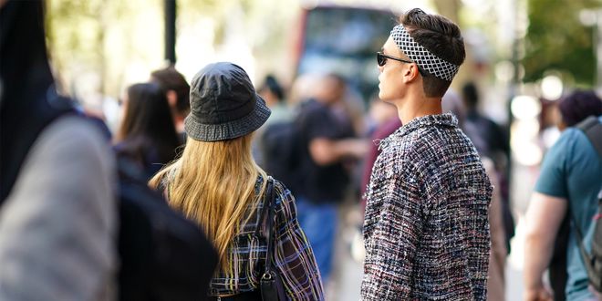 Streetstyle Rückenansicht von einer Frau mit einem Schlapphut und einem Mann mit Haarband.