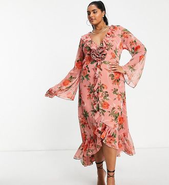 Asos Curve ASOS DESIGN Curve - Tief ausgeschnittenes Midikleid in Knitteroptik mit Korsagenoberteil, Rüschen und Blumenmuster in Rosa-Bunt