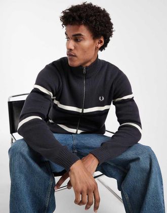 Fred Perry Gestreifte Strickjacke in Grau mit Logografik und Rei&szlig;verschluss