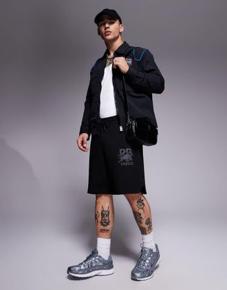 HUGO BOSS Hugo - Red Bull Racing Capsule - Deswick - Short molletonné oversize avec logo argenté - Noir