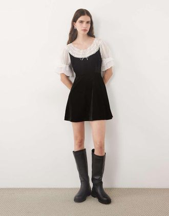 Miss Selfridge Mini-Kleid im Tea-Dress-Stil aus Samt und Spitze in Schwarz