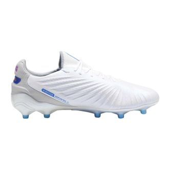 Puma King Ultimate Fu&szlig;ballschuhe mit festem Boden f&uuml;r Herren (Wei&szlig;/Blau/Grau)