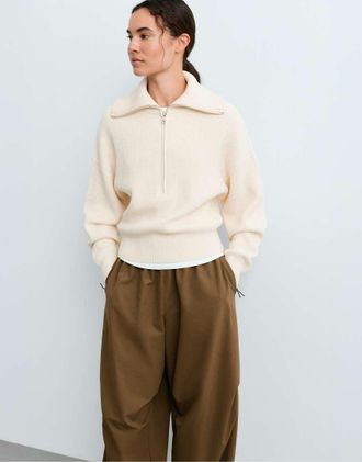 Oysho Strickpullover mit halbem Rei&szlig;verschluss in Ecru-Neutral
