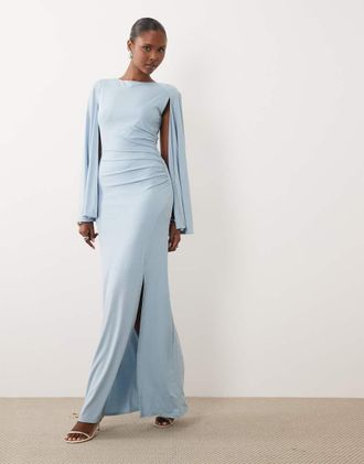 Tfnc Anschmiegsames Maxikleid in Hellblau mit Cape-&Auml;rmeln und seitlicher Raffung