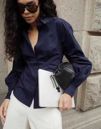 NA-KD Chemise ajust&eacute;e en coton bleu marine