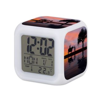 Fabulous Wecker W&uuml;rfel beleuchtet Wei&szlig; - Zwei Kinder mit R&uuml;cken Elefant Sonnenuntergang vor einem See - 7,8 x 7,8 x 7,8 cm - Retro Beleuchtung Mehrfarbig LED